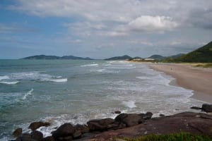 Praias de Garopaba: onde fica, como chegar, mapa e melhores praias
