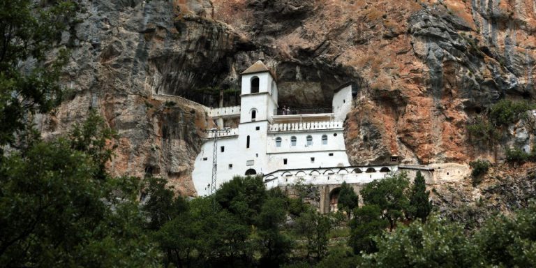 Montenegro: O país do encanto -Montanhas e praias em um só território